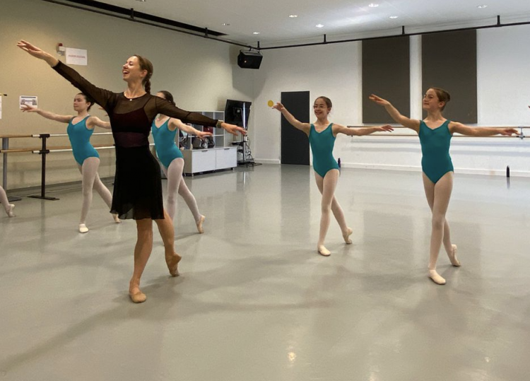 Trois questions à Noëllie Coutisson, professeure de danse classique au ...